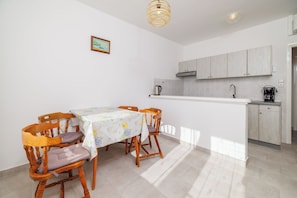 Apartamento (A2) | Cozinha privada | Um frigorífico, um forno, uma placa de cozinha 