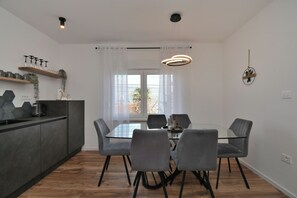 Apartamento (A1) | Cozinha privada | Um forno, uma chaleira elétrica, uma torradeira 