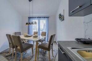 Casa | Cozinha privada | Um frigorífico, um micro-ondas, um forno, uma placa de cozinha 
