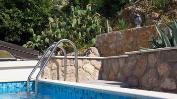 Piscina externa, guarda-sóis, espreguiçadeiras