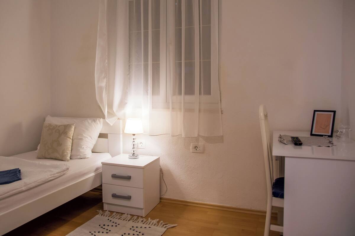 Quarto (S304) | Cofre no quarto, secretária adequada para computadores portáteis 