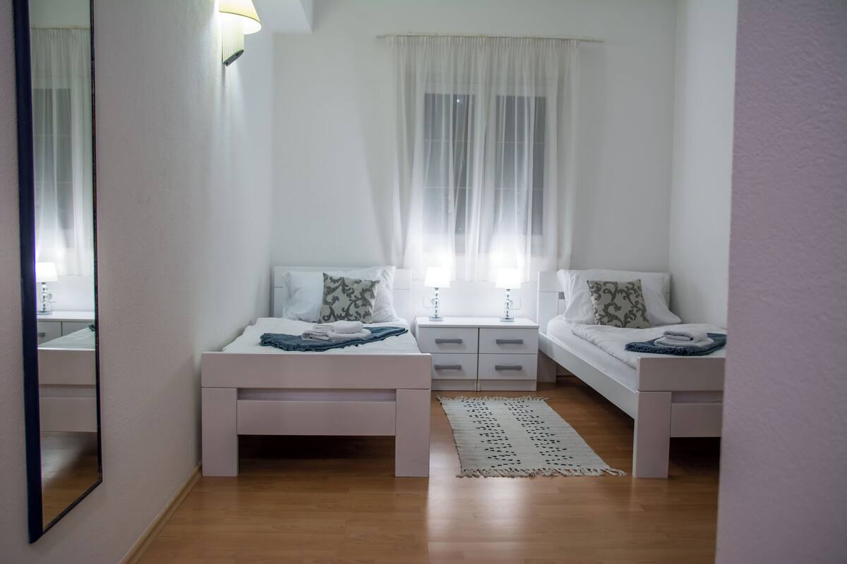 Quarto (S303) | Cofre no quarto, secretária adequada para computadores portáteis 