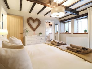 2 quartos, com decoração personalizada, com mobília individualizada 