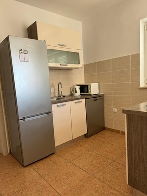 Apartamento (A3) | Cozinha privada | Um frigorífico, uma placa de cozinha, uma máquina de lavar louça 