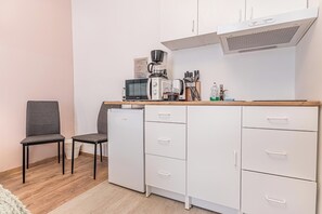 Apartamento básico | Cozinha americana privada | Frigobar, micro-ondas, cooktop, talheres/pratos/utensílios de cozinha