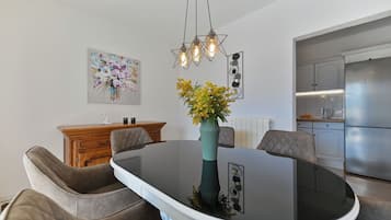 Apartamento (A2) | Cozinha privada | Geladeira, fogão, cooktop, máquina de café expresso