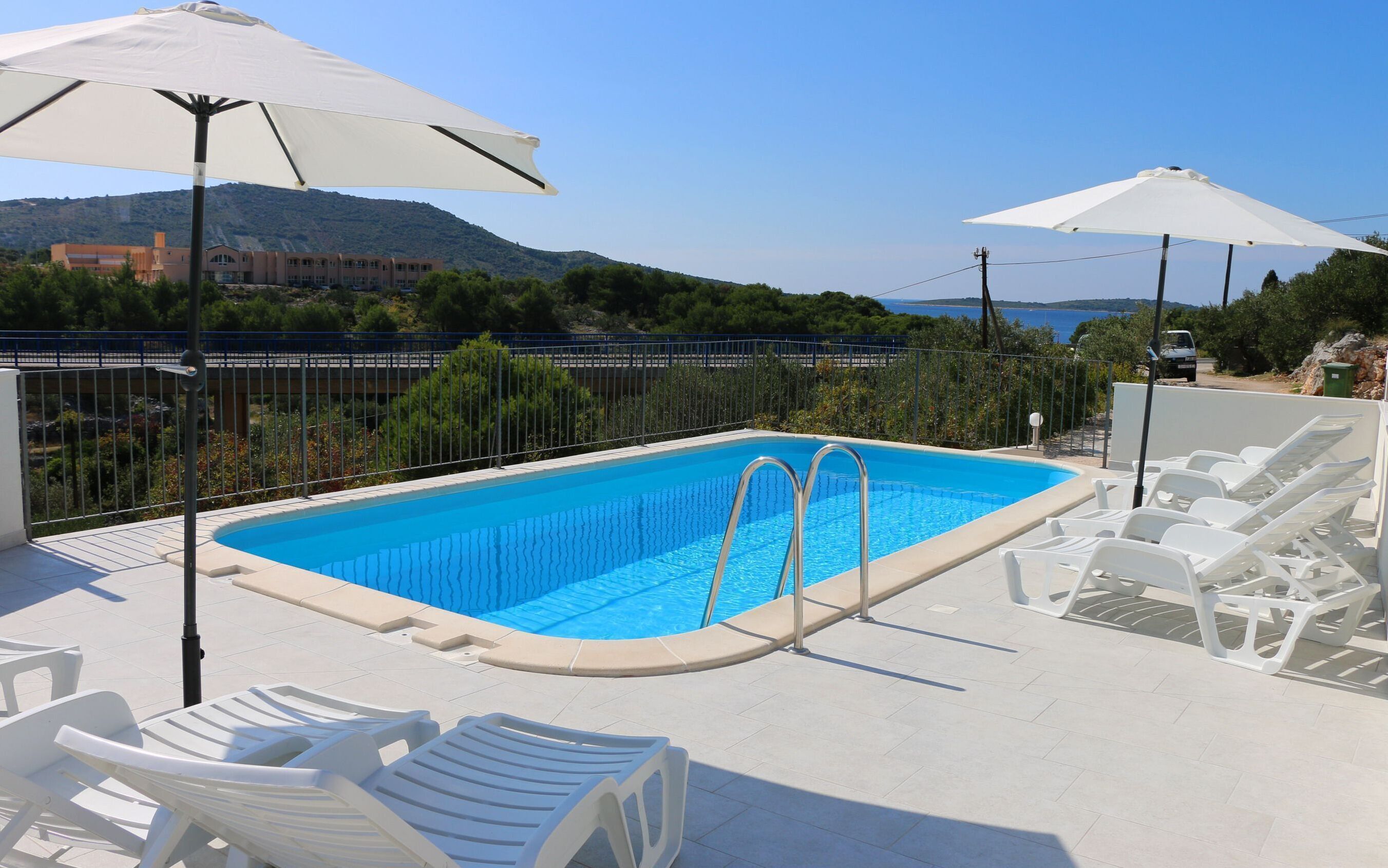 Piscina externa, guarda-sóis, espreguiçadeiras