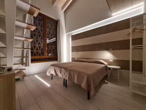 Quarto Duplo ou Twin Comfort, vista para o pátio (2) | Secretária, secretária adequada para computadores portáteis 