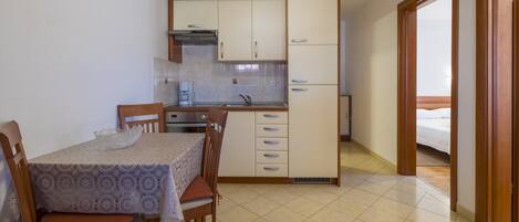 Apartamento (A2) | Cozinha privada | Uma máquina de café expresso, um frigorífico, um forno