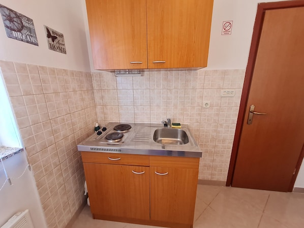 Apartamento (A4) | Cozinha privada | Um frigorífico, um micro-ondas, uma placa de cozinha