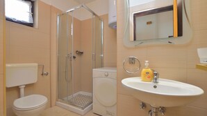 Quarto (S2) | Casa de banho | Um polibã 