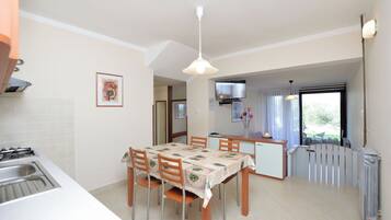 Apartamento (A1) | Cozinha privada | Um frigorífico, uma placa de cozinha, uma máquina de café expresso