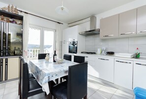 Apartamento (A1) | Cozinha privada | Geladeira, micro-ondas, fogão, cooktop