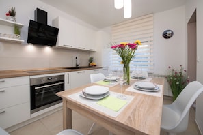 Apartamento (A1) | Cozinha privada | Um frigorífico, um micro-ondas, um forno, uma placa de cozinha 