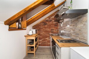 Apartamento (A2) | Cozinha privada | Geladeira, micro-ondas, fogão, cooktop