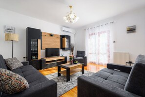 Apartamento (A1) | Sala de estar | TV