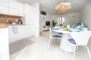 Apartamento (A1) | Cozinha privada | Um frigorífico, um forno, uma placa de cozinha 