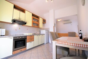 Apartamento (A2) | Cozinha privada | Um frigorífico, um forno, uma placa de cozinha 