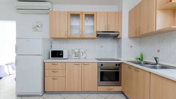 Apartamento (A2) | Cozinha privada | Um frigorífico, um micro-ondas, um forno, uma placa de cozinha