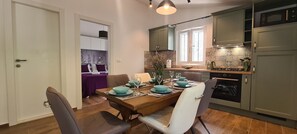 Apartamento (A2) | Cozinha privada | Um frigorífico, um micro-ondas, um forno, uma placa de cozinha 