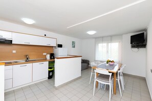 Apartamento (A1) | Cozinha privada | Um frigorífico, um micro-ondas, uma placa de cozinha 