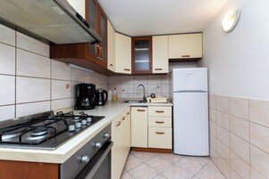 Casa | Cozinha privada | Um frigorífico, um micro-ondas, um forno, uma placa de cozinha 
