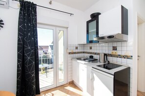 Apartamento (A6) | Cozinha privada | Um frigorífico, um micro-ondas, uma placa de cozinha 