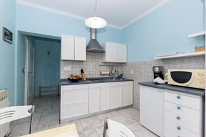Apartamento (A3) | Cozinha privada | Um frigorífico, um micro-ondas, uma placa de cozinha 