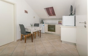 Apartamento (A2) | Cozinha privada | Um frigorífico, um micro-ondas, um forno, uma placa de cozinha 