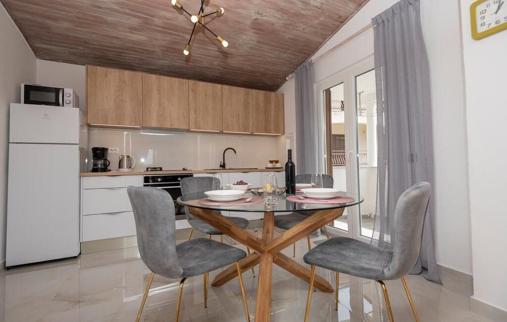 Apartamento (A1) | Cozinha privada | Um frigorífico, um micro-ondas, um forno, uma placa de cozinha 