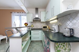 Apartamento (A2) | Cozinha privada | Um frigorífico, um micro-ondas, uma placa de cozinha 