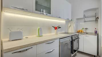 Apartamento (A1) | Cozinha privada | Geladeira, micro-ondas, fogão, cooktop