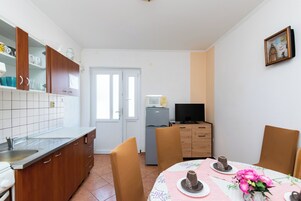 Apartamento (A2) | Cozinha privada | Um frigorífico, uma placa de cozinha, uma máquina de café expresso 