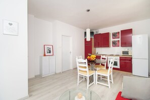 Apartamento (A5) | Cozinha privada | Um frigorífico, um micro-ondas, um forno, uma placa de cozinha 