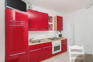 Apartamento (A5) | Cozinha privada | Um frigorífico, um micro-ondas, um forno, uma placa de cozinha 