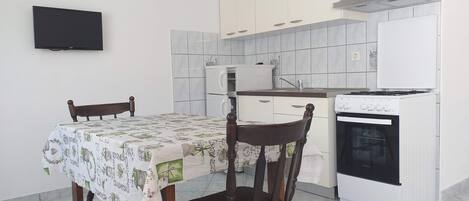 Estúdio (A2) | Cozinha privada | Um frigorífico, um forno, uma placa de cozinha, uma chaleira elétrica