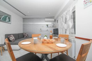 Apartamento (A1) | Cozinha privada | Um frigorífico, um micro-ondas, um forno, uma placa de cozinha 