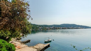 Um lago tranquilo com um cais e um barco pequeno.