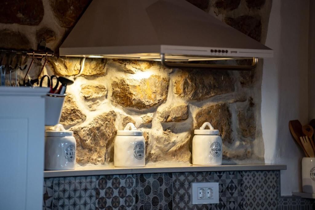 Apartamento (A1) | Cozinha privada | Um frigorífico, um forno, uma placa de cozinha 