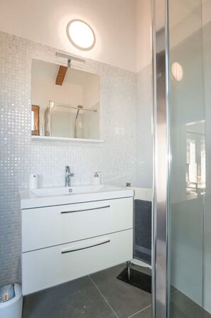 Villa | Casa de banho | Um polibã, toalhas fornecidas, papel higiénico 