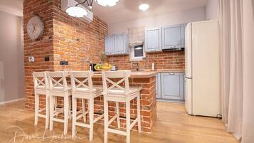 Villa | Cozinha privada | Um frigorífico, um micro-ondas, um forno, uma placa de cozinha