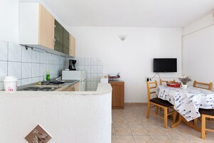 Apartamento (A3) | Cozinha privada | Um frigorífico, um micro-ondas, uma placa de cozinha 