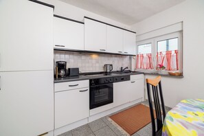 Apartamento (A2) | Cozinha privada | Geladeira, micro-ondas, fogão, cooktop