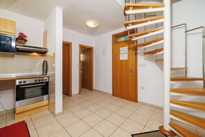 Apartamento (A4) | Cozinha privada | Geladeira, micro-ondas, fogão, cooktop