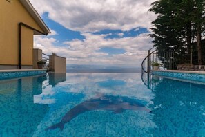 Piscina externa, piscina infinita, espreguiçadeiras