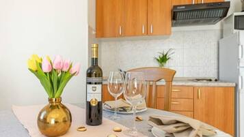 Apartamento (A6) | Cozinha privada | Geladeira, micro-ondas, cooktop, chaleira elétrica