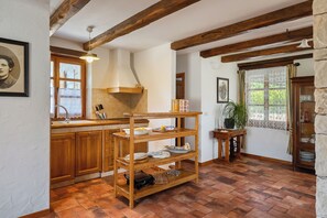 Villa | Cozinha privada | Um frigorífico, um micro-ondas, um forno, uma placa de cozinha 