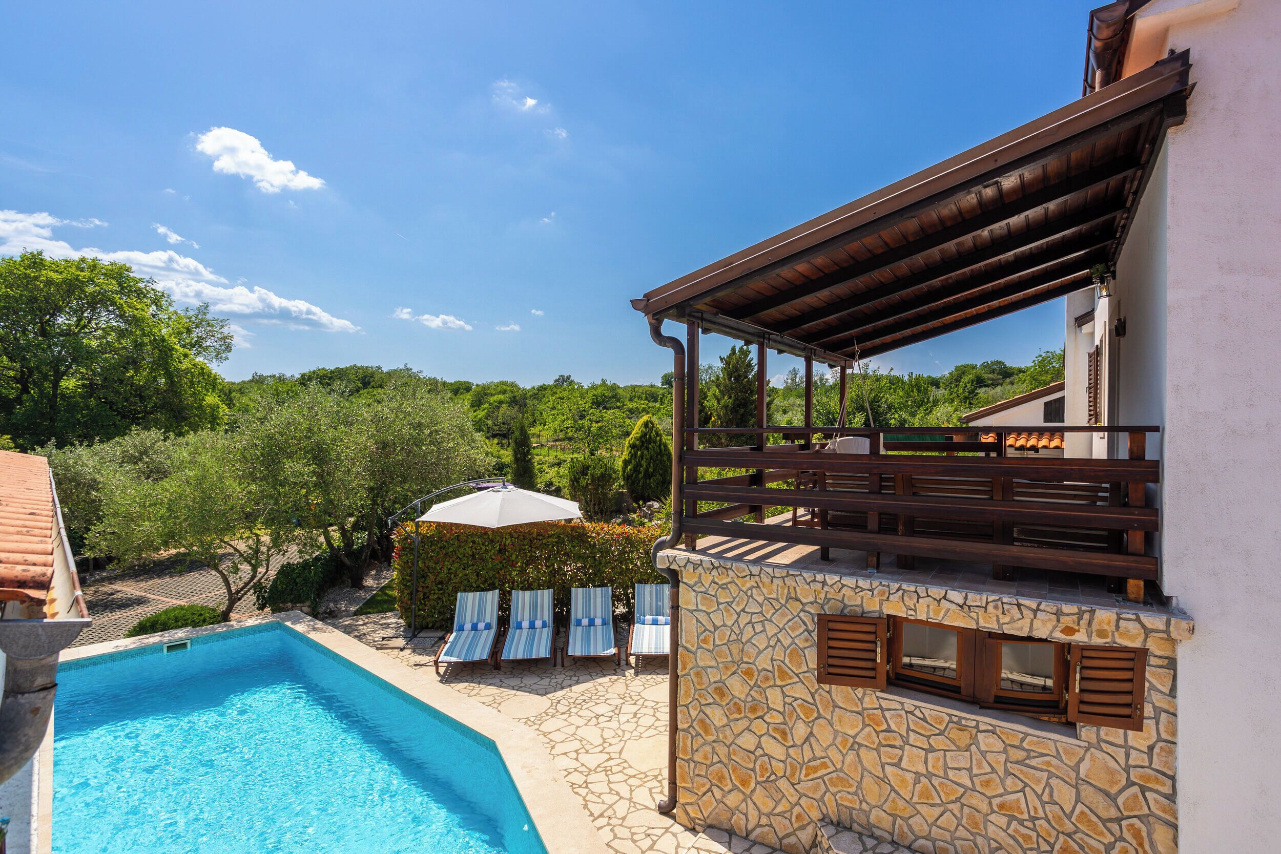 Piscina exterior, uma piscina aquecida 
