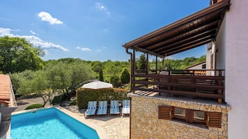 Piscina exterior, uma piscina aquecida
