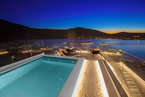 Piscina exterior, guarda-sóis 